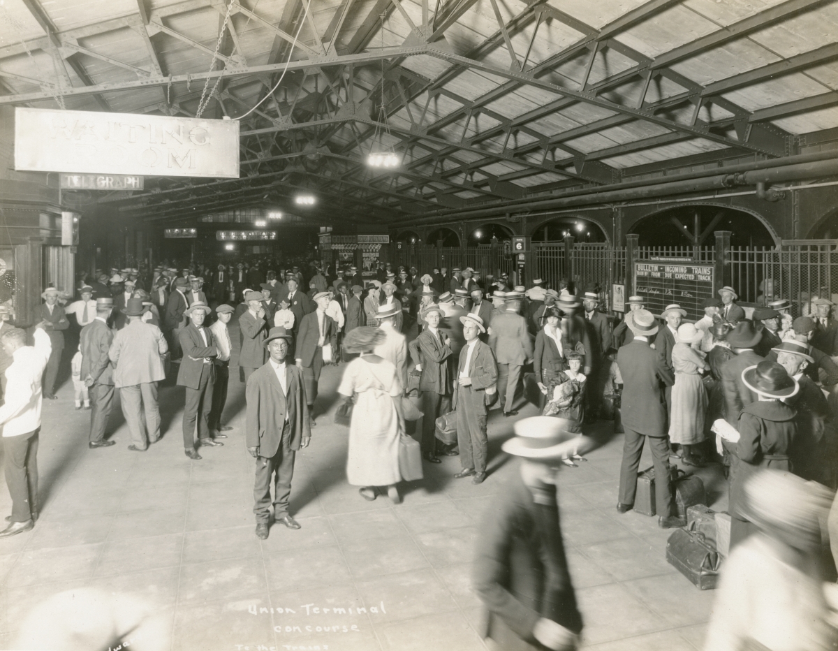 Florida Memory • Scene at the Union Terminal railroad depot concourse ...