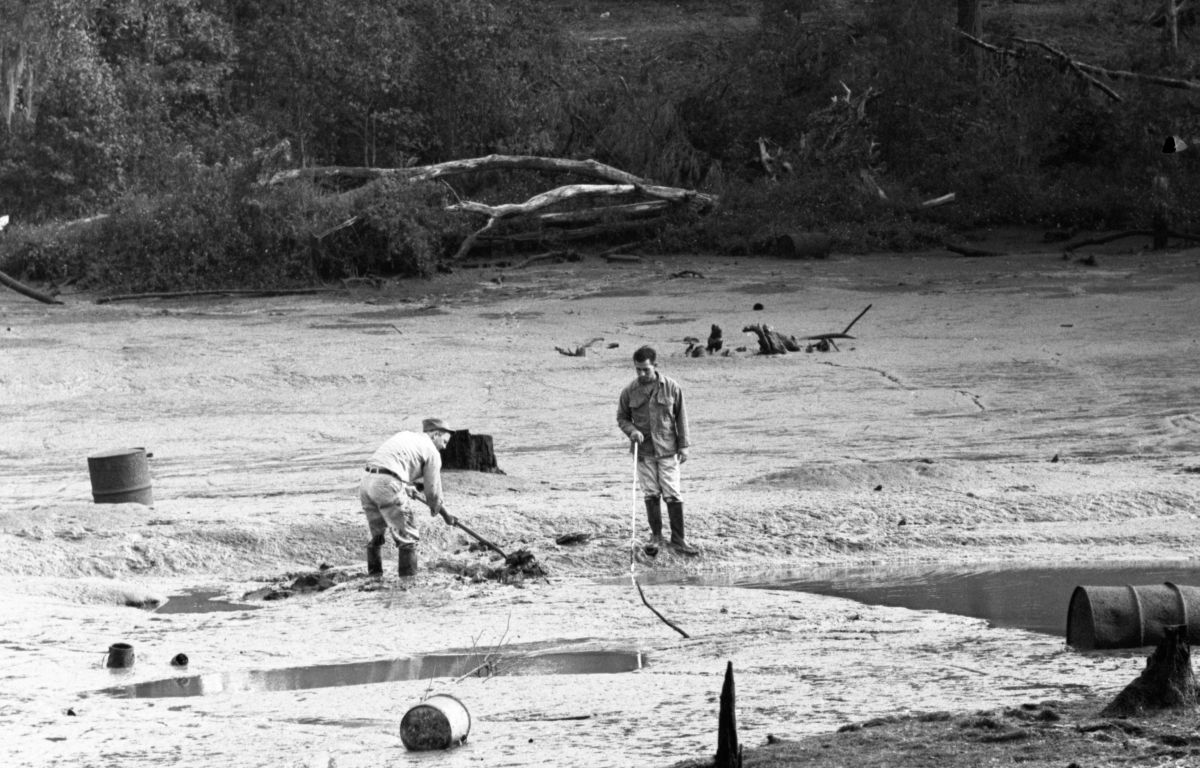 Florida Memory • Tallahassee Police digging for weapons in drained lake ...
