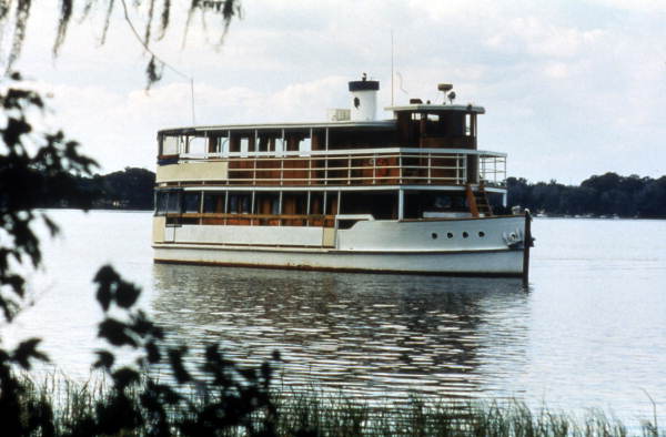 Florida Memory • La Reina River Queen on Little Lake Harris near the ...