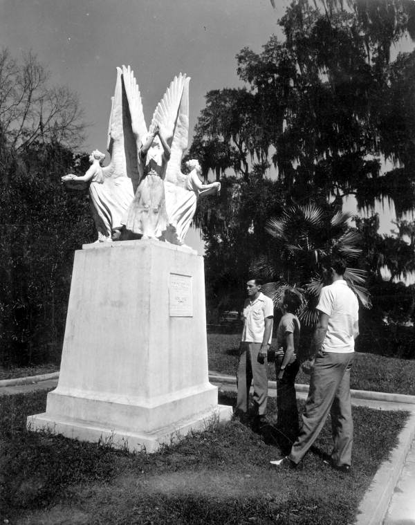 Florida Memory • Men viewing the Four Freedoms Monument - Madison, Florida.