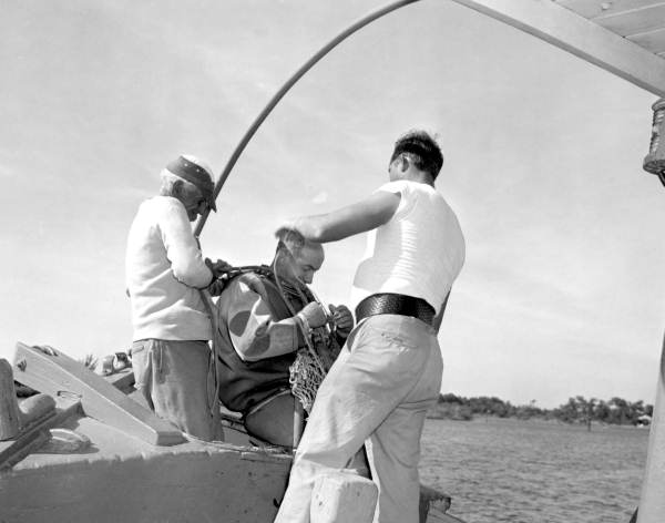 Florida Memory • Sponge diving - Tarpon Springs, Florida