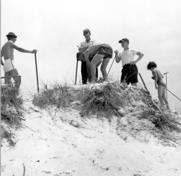 Florida Memory • Treasure hunting on the beach - Pensacola, Florida.