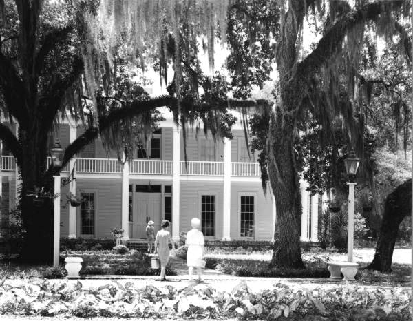 Florida Memory • View of tourists visiting the mansion at Eden Gardens ...