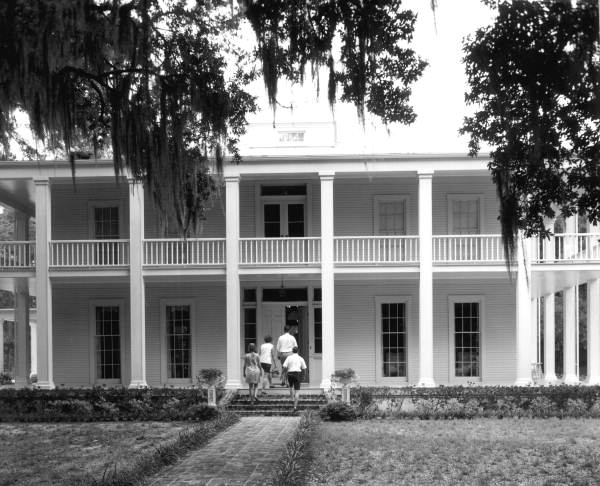 Florida Memory • View of visitors entering the Eden Gardens State Park ...