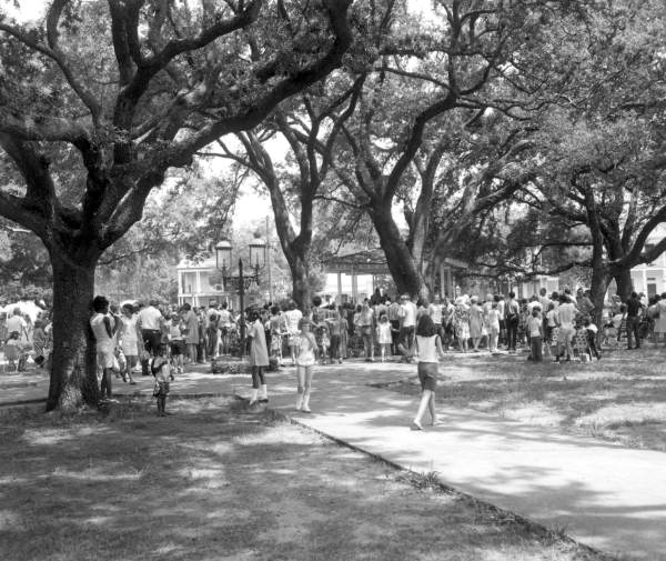 Florida Memory • Crowd gathered in Seville Square - Pensacola, Florida.