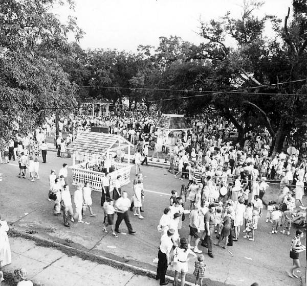 Florida Memory • Crowds gathering in Seville Square - Pensacola, Florida.