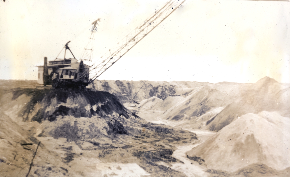 Florida Memory • Dragline operating at Swift & Co. phosphate mine in ...