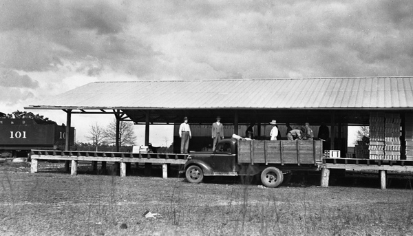 Florida Memory • Marianna and Blountstown Railroad depot - loading ...