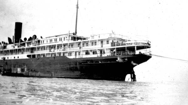 Florida Memory • Liner "Lenape" aground - Jacksonville (?), Florida.
