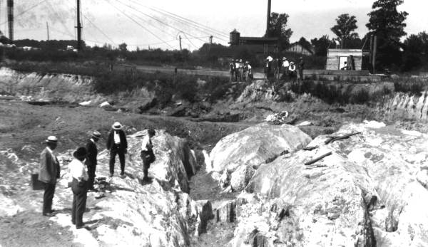 Florida Memory • Removal of clay overburden and exposing top of the ...