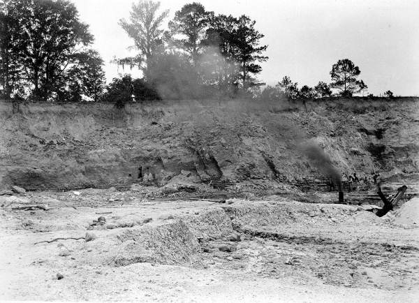 Florida Memory • Pit of Fuller's earth mine at Midway