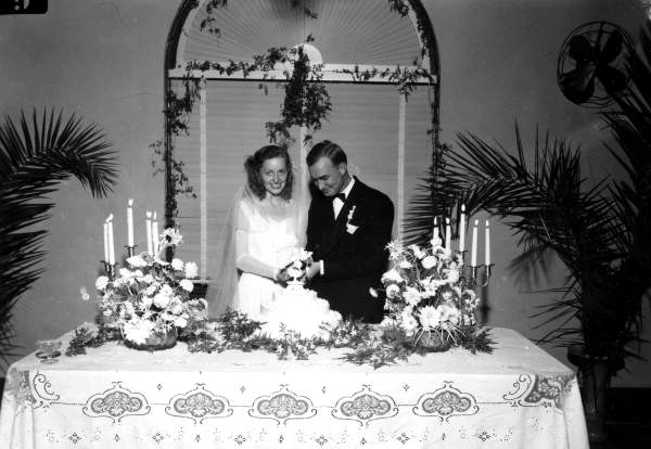 Florida Memory • The Lee newlyweds cutting their wedding cake.