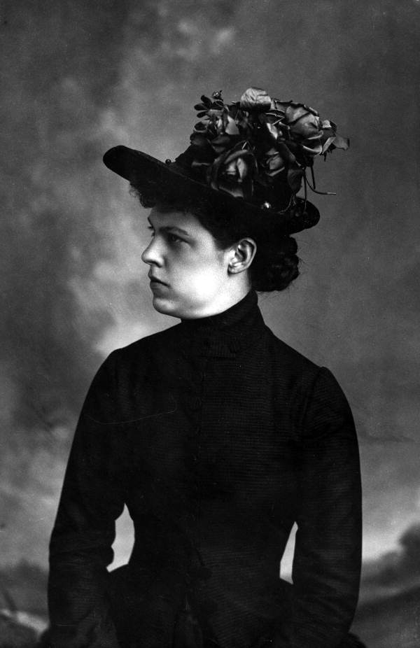 Florida Memory • Miss Thompson of Chicago with hat.