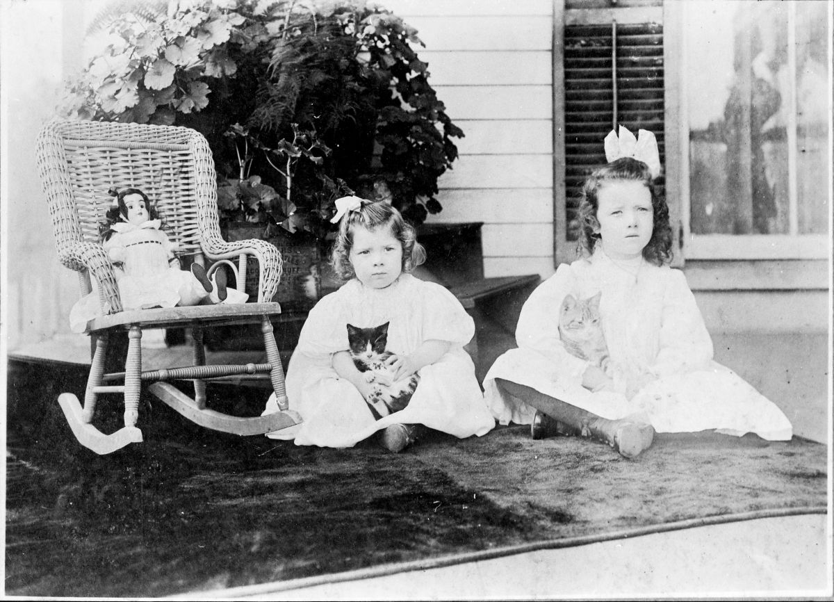 Florida Memory • Rozale and Eunice Millinor on porch of Drew Mansion ...