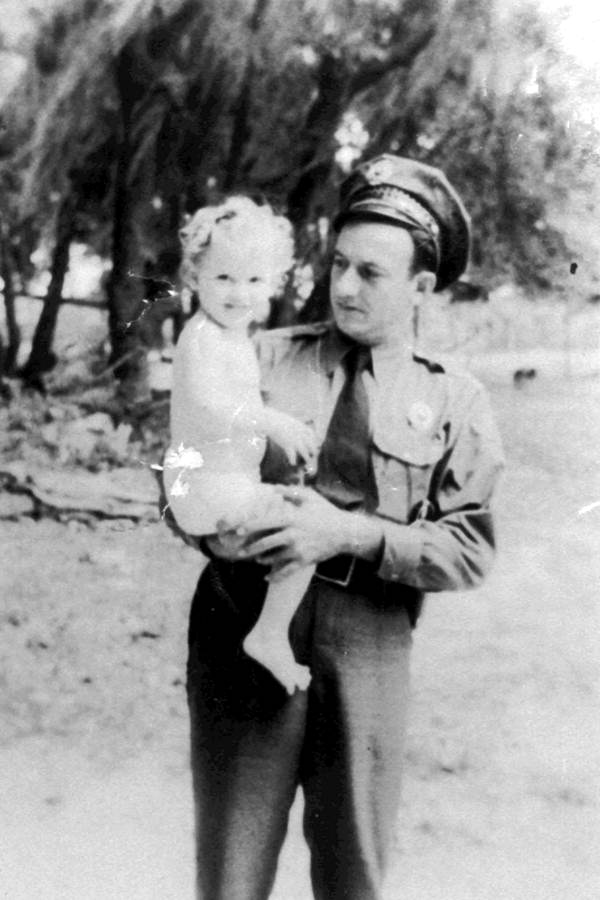 Florida Memory • Simeon Huey "Simmie" Moore holding his daughter ...