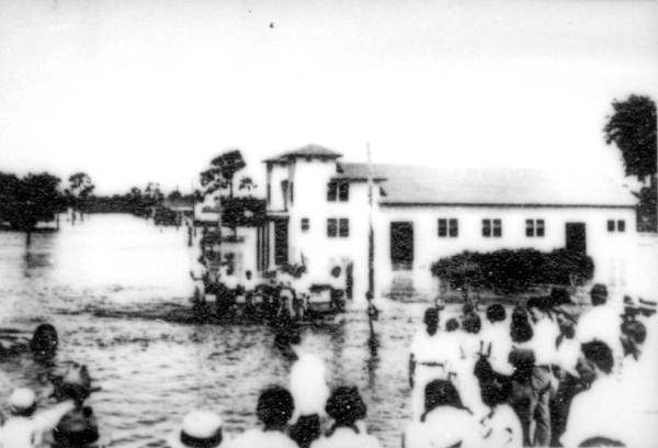 Florida Memory • People of Arcadia watching the rising water of the ...