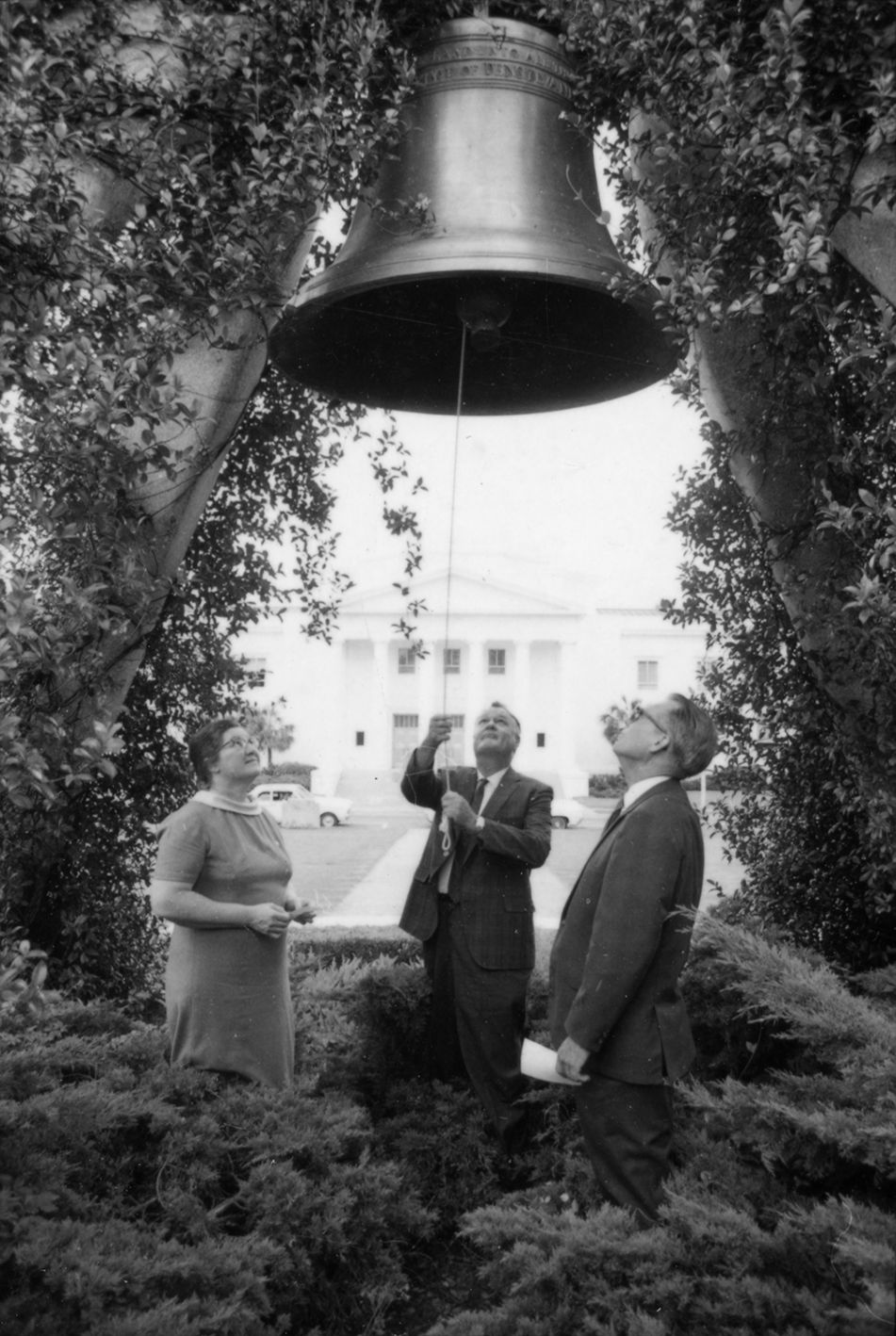 Florida Memory • Ringing the liberty bell - Tallahassee, Florida.