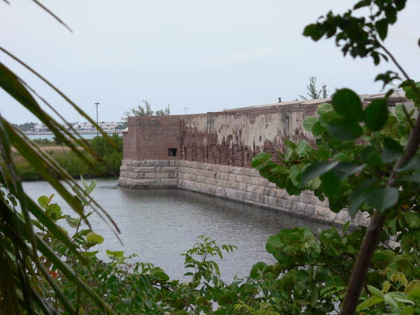 Florida Memory • View of Fort Zachary Taylor's moat and exterior wall ...