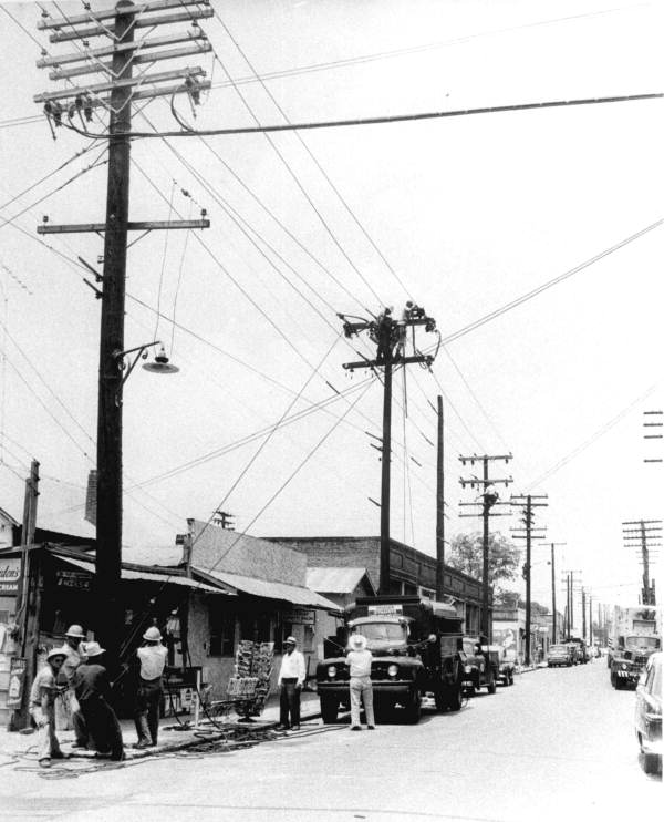 Florida Memory • Florida Power and Light putting up poles for street ...