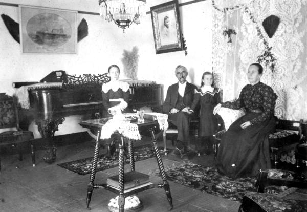 Florida Memory • Mullin family in their parlor - Melrose, Florida