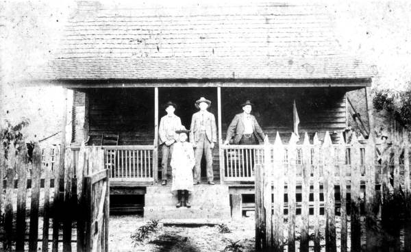 Florida Memory • Malloy family at their home - Fanlew, Florida