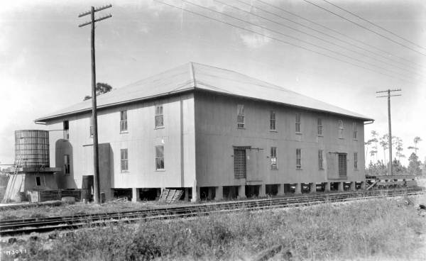 Florida Memory • Fruit packing house by railroad tracks
