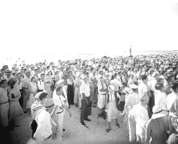 Florida Memory • Fourth of July crowd at Clearwater Beach