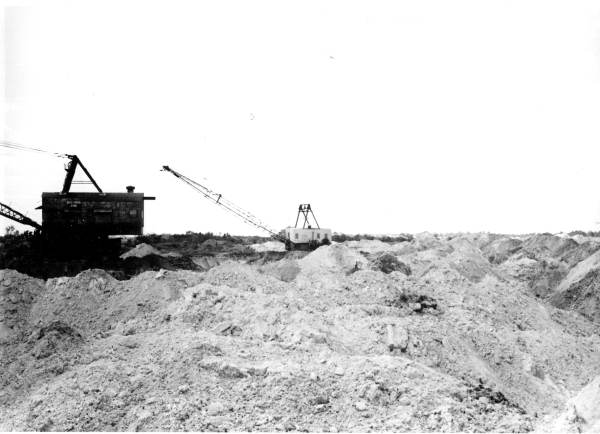 Florida Memory • Dragline equipment at phosphate mine