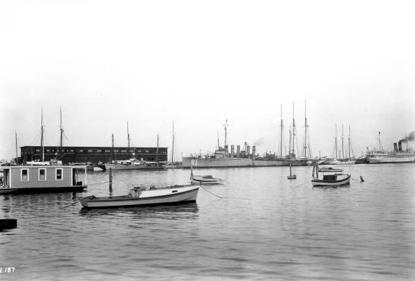 Florida Memory • View of the municipal docks from the F.E.C. Railway ...