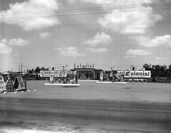 Florida Memory • View of the Colonial Oil Company gas station ...