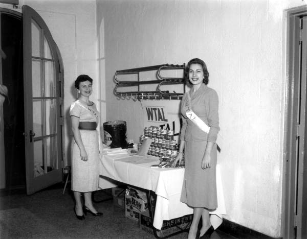 Florida Memory • Unidentified women with Snow's clam chowder at the ...