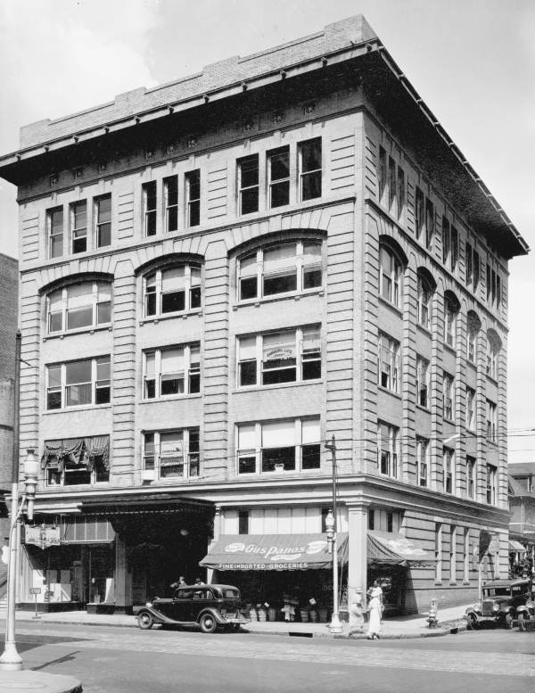 Florida Memory • Commercial building on busy street corner.