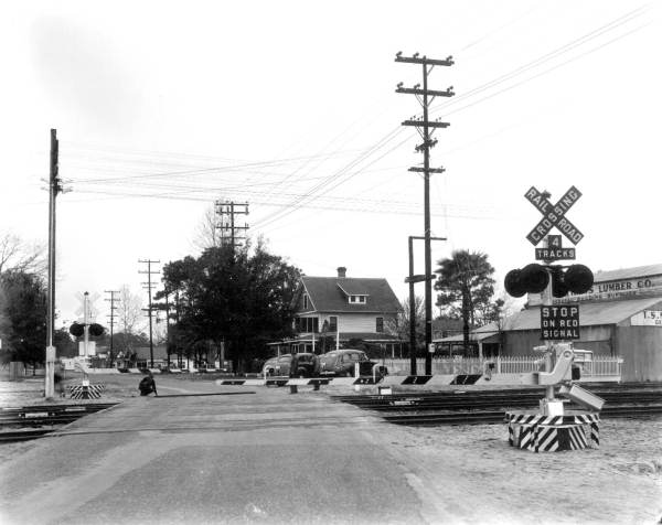 Florida Memory • Atlantic Coast Line railroad crossing at St. John's.