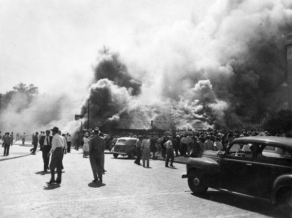 Florida Memory • View showing crowd watching fire being fought at a ...