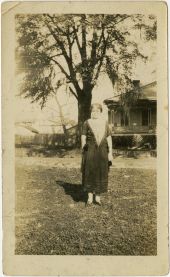 Florida Memory • Outdoor portrait of Sue Tyler in Tallahassee.