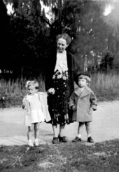 Florida Memory • Lizzie Blanche Henderson Weedon with her grandchildren.